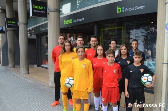 El Terrassa FC presenta les noves equipacions a la botiga Benitosports ...